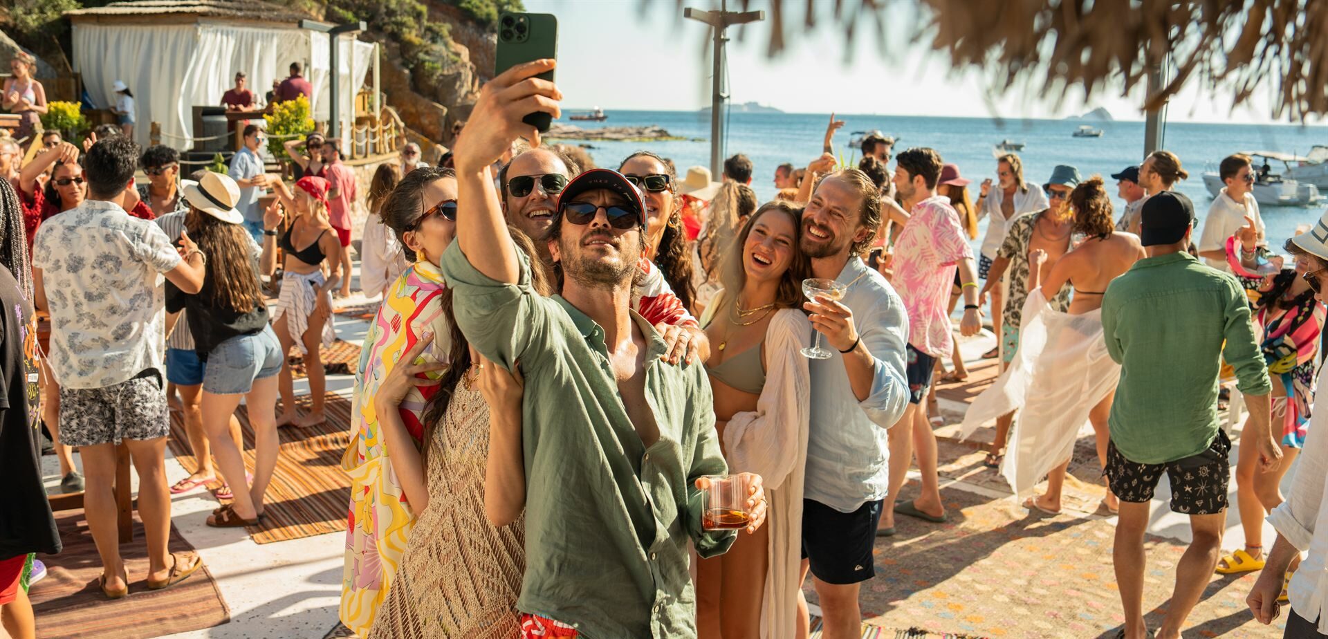 Kimler Geldi Kimler Geçti Film Eleştirisi ve Yorumlar - OrtaKoltuk